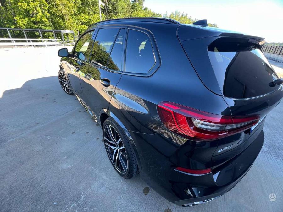 Black BMW X5 2019 in Vilnius, with an engine capacity of 4.40 L and mileage of 189 thousand km for 35000 €, photo 8 on AUTOMOTO.COM.LV