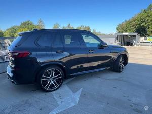 Black BMW X5 2019 in Vilnius, with an engine capacity of 4.40 L and mileage of 189 thousand km for 35000 €, photo 14 on AUTOMOTO.COM.LV