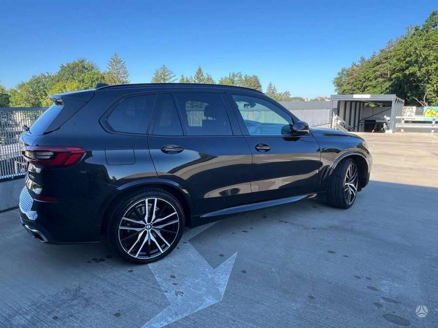 Black BMW X5 2019 in Vilnius, with an engine capacity of 4.40 L and mileage of 189 thousand km for 35000 €, photo 14 on AUTOMOTO.COM.LV