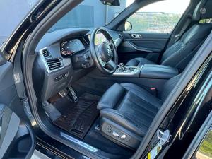 Black BMW X5 2019 in Vilnius, with an engine capacity of 4.40 L and mileage of 189 thousand km for 35000 €, photo 24 on AUTOMOTO.COM.LV