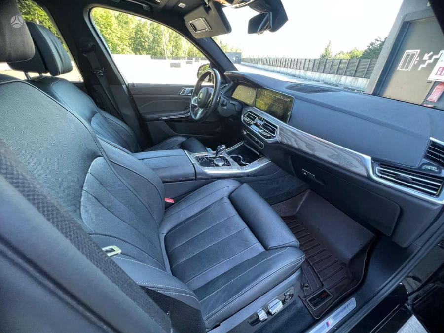 Black BMW X5 2019 in Vilnius, with an engine capacity of 4.40 L and mileage of 189 thousand km for 35000 €, photo 25 on AUTOMOTO.COM.LV
