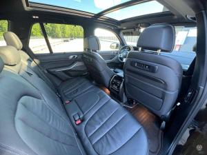 Black BMW X5 2019 in Vilnius, with an engine capacity of 4.40 L and mileage of 189 thousand km for 35000 €, photo 26 on AUTOMOTO.COM.LV