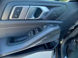 Black BMW X5 2019 in Vilnius, with an engine capacity of 4.40 L and mileage of 189 thousand km for 35000 €, photo 30 on AUTOMOTO.COM.LV