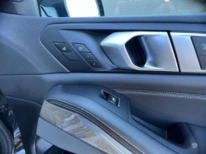 Black BMW X5 2019 in Vilnius, with an engine capacity of 4.40 L and mileage of 189 thousand km for 35000 €, photo 31 on AUTOMOTO.COM.LV