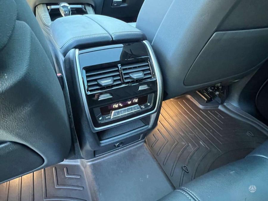 Black BMW X5 2019 in Vilnius, with an engine capacity of 4.40 L and mileage of 189 thousand km for 35000 €, photo 35 on AUTOMOTO.COM.LV