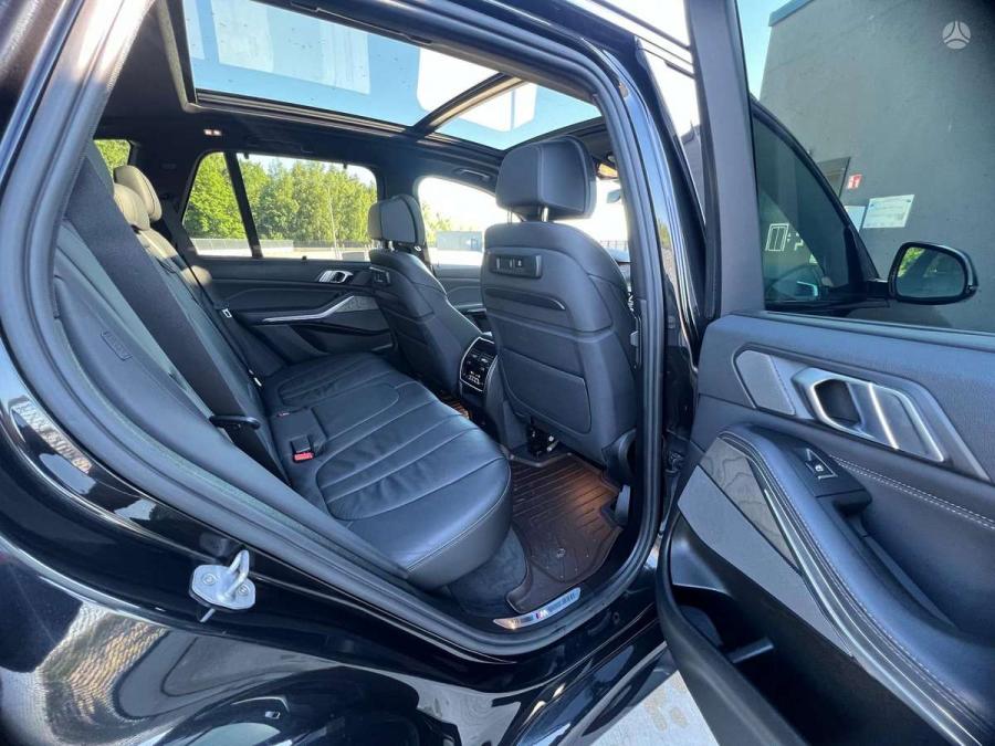 Black BMW X5 2019 in Vilnius, with an engine capacity of 4.40 L and mileage of 189 thousand km for 35000 €, photo 36 on AUTOMOTO.COM.LV
