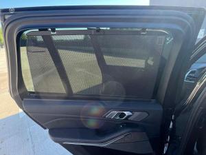 Black BMW X5 2019 in Vilnius, with an engine capacity of 4.40 L and mileage of 189 thousand km for 35000 €, photo 37 on AUTOMOTO.COM.LV