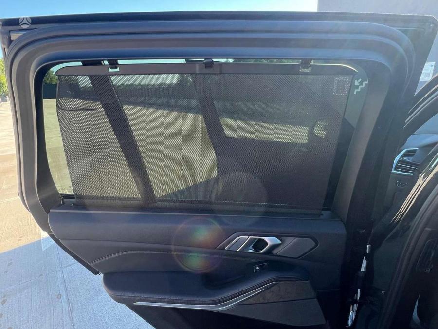 Black BMW X5 2019 in Vilnius, with an engine capacity of 4.40 L and mileage of 189 thousand km for 35000 €, photo 37 on AUTOMOTO.COM.LV