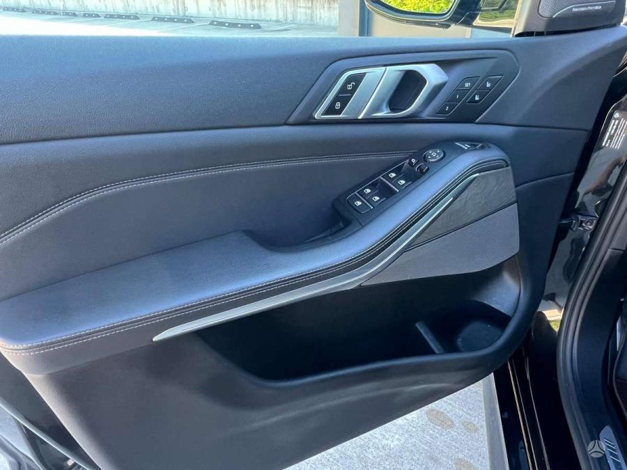 Black BMW X5 2019 in Vilnius, with an engine capacity of 4.40 L and mileage of 189 thousand km for 35000 €, photo 40 on AUTOMOTO.COM.LV