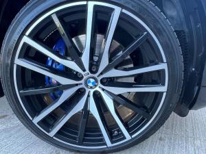 Black BMW X5 2019 in Vilnius, with an engine capacity of 4.40 L and mileage of 189 thousand km for 35000 €, photo 42 on AUTOMOTO.COM.LV