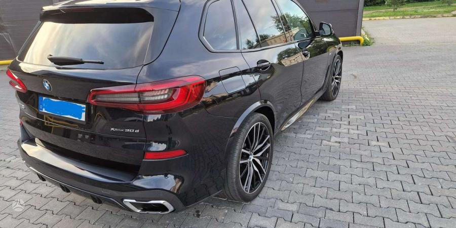 Black BMW X5 2019 in Klaipeda, with an engine capacity of 2.99 L and mileage of 102 thousand km for 43000 €, photo 3 on AUTOMOTO.COM.LV