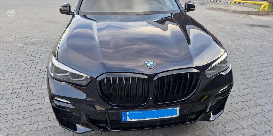 Black BMW X5 2019 in Klaipeda, with an engine capacity of 2.99 L and mileage of 102 thousand km for 43000 €, photo 4 on AUTOMOTO.COM.LV