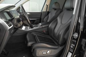 Black BMW X5 2019 in Vilnius, with an engine capacity of 3.00 L and mileage of 212 thousand km for 34950 €, photo 9 on AUTOMOTO.COM.LV