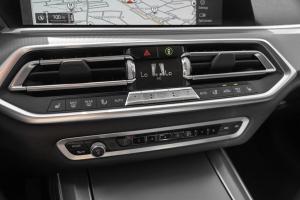 Black BMW X5 2019 in Vilnius, with an engine capacity of 3.00 L and mileage of 212 thousand km for 34950 €, photo 12 on AUTOMOTO.COM.LV