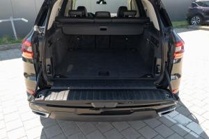 Black BMW X5 2019 in Vilnius, with an engine capacity of 3.00 L and mileage of 212 thousand km for 34950 €, photo 26 on AUTOMOTO.COM.LV