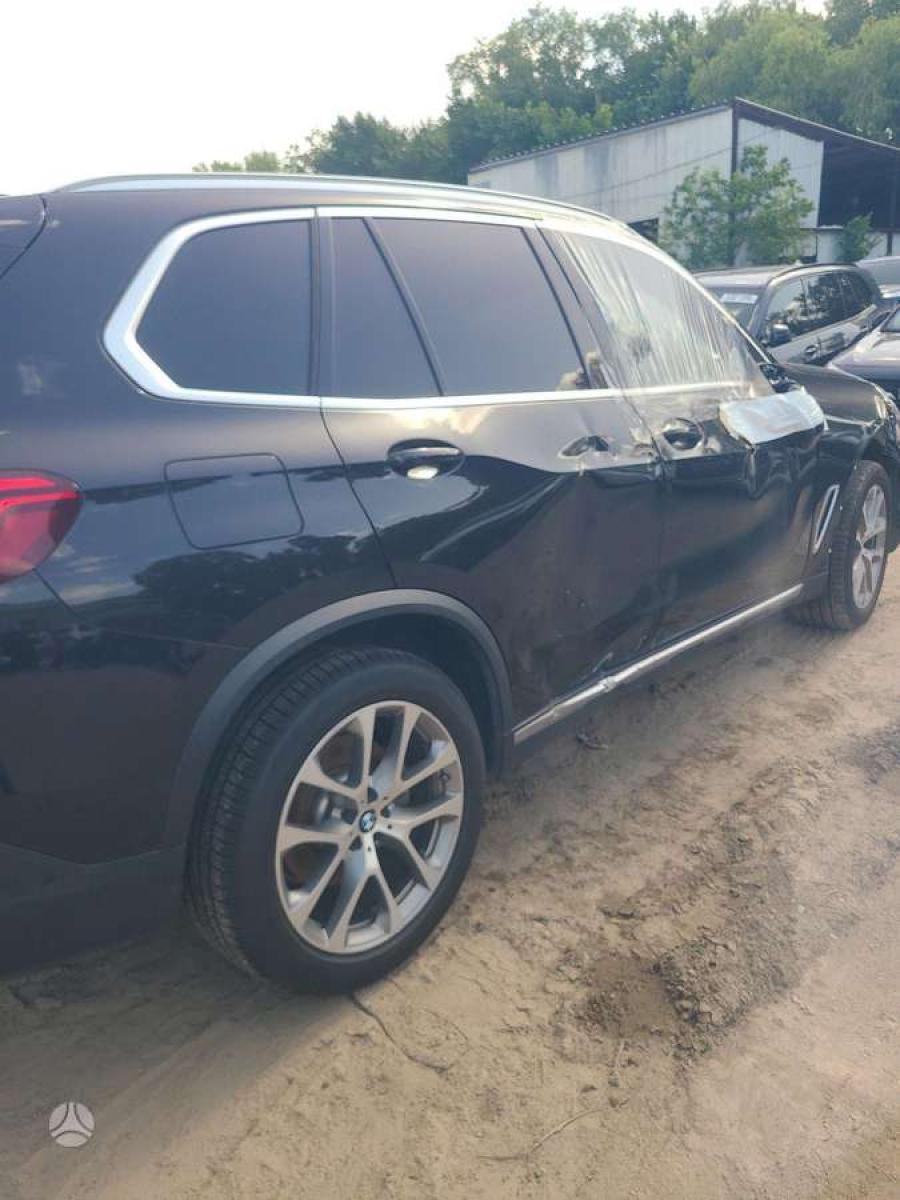 Black BMW X5 2019 in Vilnius, with an engine capacity of 2.98 L and mileage of 120 thousand km for 24800 €, photo 7 on AUTOMOTO.COM.LV