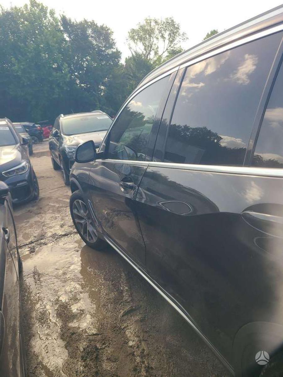 Black BMW X5 2019 in Vilnius, with an engine capacity of 2.98 L and mileage of 120 thousand km for 24800 €, photo 8 on AUTOMOTO.COM.LV