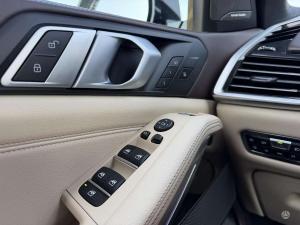 Black BMW X5 2019 in Kaunas, with an engine capacity of 3.00 L and mileage of 222 thousand km for 36500 €, photo 20 on AUTOMOTO.COM.LV