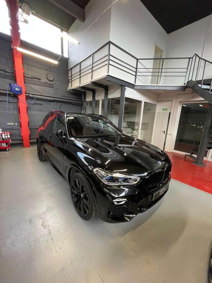 Black BMW X5 2019 in Vilnius, with an engine capacity of 2.99 L and mileage of 102 thousand km for 59000 €, photo 1 on AUTOMOTO.COM.LV