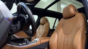 Black BMW X5 2019 in Vilnius, with an engine capacity of 3.00 L and mileage of 83 thousand km for 39990 €, photo 18 on AUTOMOTO.COM.LV