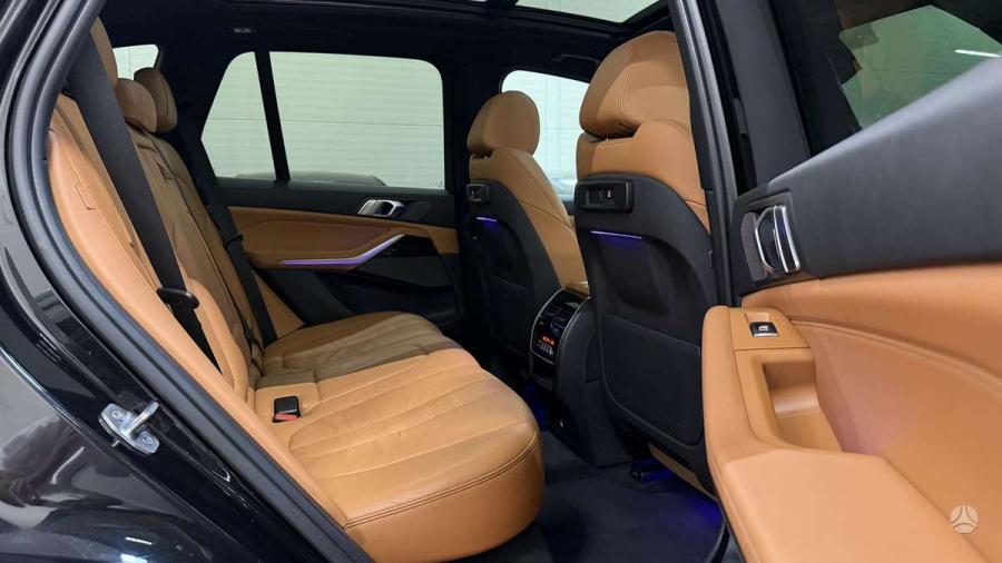 Black BMW X5 2019 in Vilnius, with an engine capacity of 3.00 L and mileage of 83 thousand km for 39990 €, photo 35 on AUTOMOTO.COM.LV
