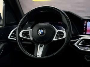 Black BMW X5 2019 in Vilnius, with an engine capacity of 4.40 L and mileage of 252 thousand km for 35300 €, photo 20 on AUTOMOTO.COM.LV