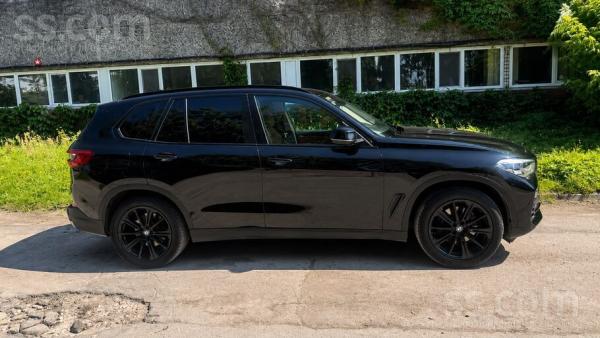 Black BMW X5 2019 in Riga, with an engine capacity of 3.00 L and mileage of 112 thousand km for 42900 €, photo 2 on AUTOMOTO.COM.LV
