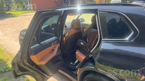 Black BMW X5 2019 in Riga, with an engine capacity of 3.00 L and mileage of 112 thousand km for 42900 €, photo 3 on AUTOMOTO.COM.LV