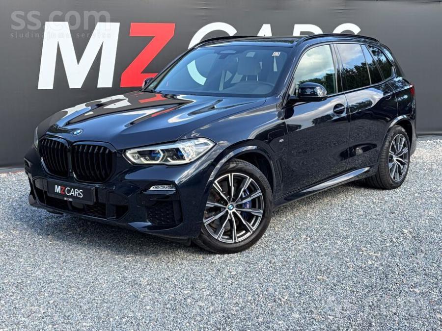Black BMW X5 2019 in Riga, with an engine capacity of 3.00 L and mileage of 161 thousand km for 41990 €, photo 1 on AUTOMOTO.COM.LV