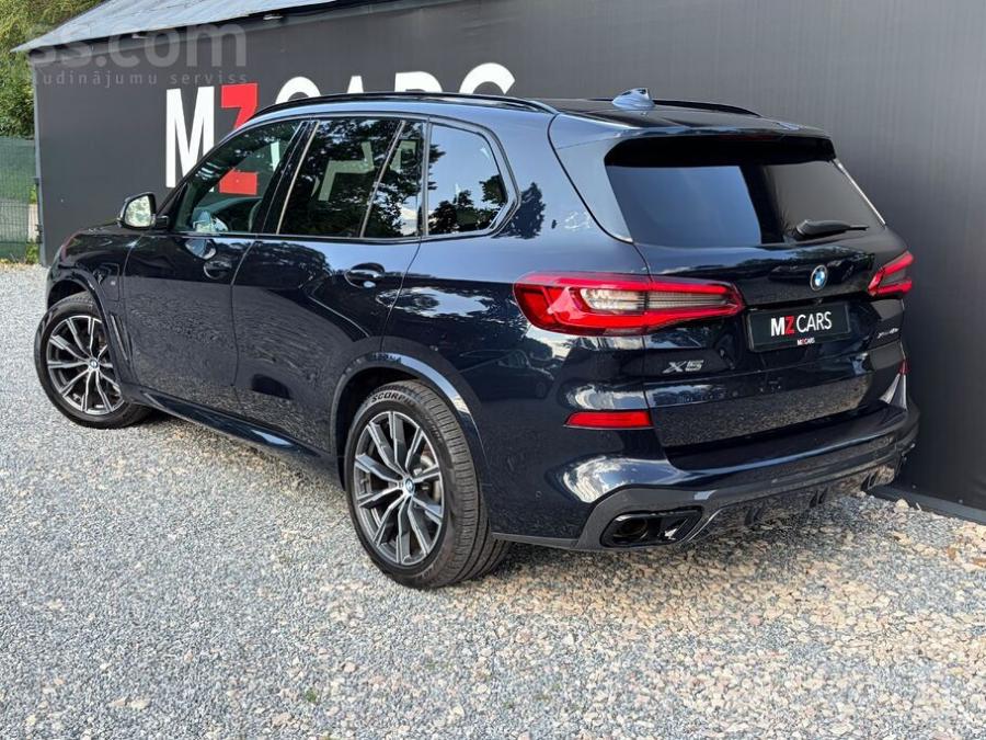 Black BMW X5 2019 in Riga, with an engine capacity of 3.00 L and mileage of 161 thousand km for 41990 €, photo 5 on AUTOMOTO.COM.LV