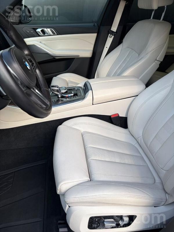 Black BMW X5 2019 in Riga, with an engine capacity of 3.00 L and mileage of 161 thousand km for 41990 €, photo 9 on AUTOMOTO.COM.LV