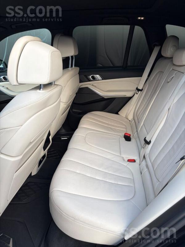Black BMW X5 2019 in Riga, with an engine capacity of 3.00 L and mileage of 161 thousand km for 41990 €, photo 10 on AUTOMOTO.COM.LV