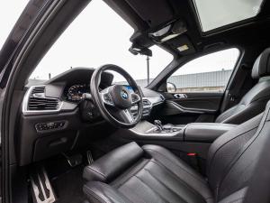 Black BMW X5 2019 in Kaunas, with an engine capacity of 2.99 L and mileage of 164 thousand km for 39450 €, photo 28 on AUTOMOTO.COM.LV
