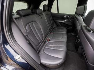 Black BMW X5 2019 in Kaunas, with an engine capacity of 2.99 L and mileage of 164 thousand km for 39450 €, photo 38 on AUTOMOTO.COM.LV