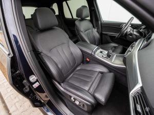 Black BMW X5 2019 in Kaunas, with an engine capacity of 2.99 L and mileage of 164 thousand km for 39450 €, photo 40 on AUTOMOTO.COM.LV