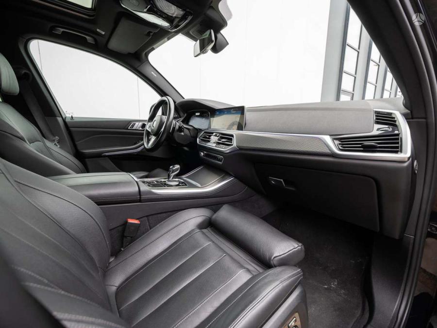 Black BMW X5 2019 in Kaunas, with an engine capacity of 2.99 L and mileage of 164 thousand km for 39450 €, photo 41 on AUTOMOTO.COM.LV
