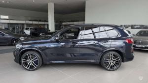 Black BMW X5 2019 in Marijampole, with an engine capacity of 2.99 L and mileage of 259 thousand km for 36999 €, photo 4 on AUTOMOTO.COM.LV