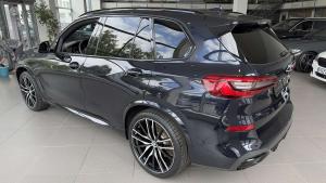 Black BMW X5 2019 in Marijampole, with an engine capacity of 2.99 L and mileage of 259 thousand km for 36999 €, photo 5 on AUTOMOTO.COM.LV