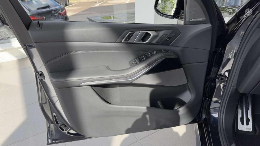 Black BMW X5 2019 in Marijampole, with an engine capacity of 2.99 L and mileage of 259 thousand km for 36999 €, photo 17 on AUTOMOTO.COM.LV