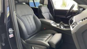 Black BMW X5 2019 in Marijampole, with an engine capacity of 2.99 L and mileage of 259 thousand km for 36999 €, photo 18 on AUTOMOTO.COM.LV