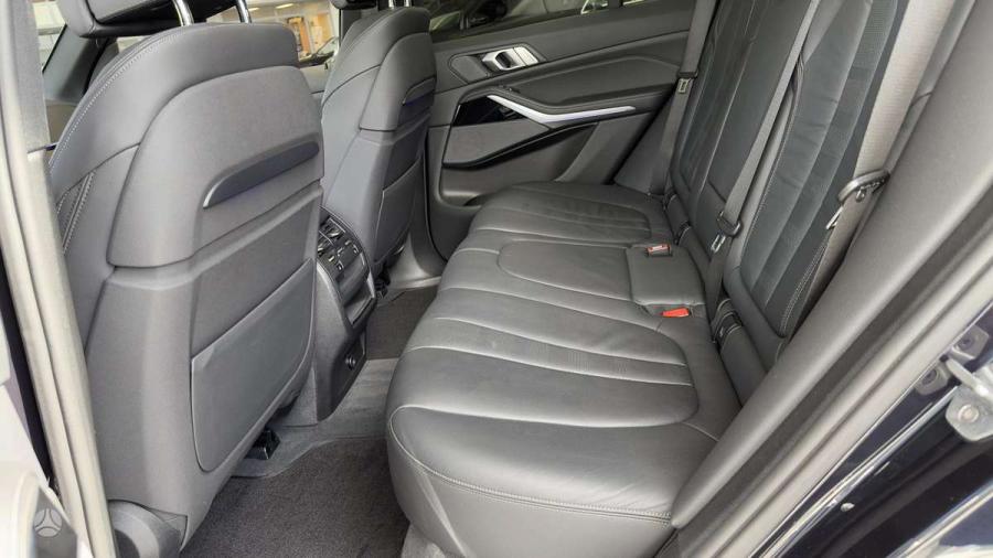 Black BMW X5 2019 in Marijampole, with an engine capacity of 2.99 L and mileage of 259 thousand km for 36999 €, photo 19 on AUTOMOTO.COM.LV