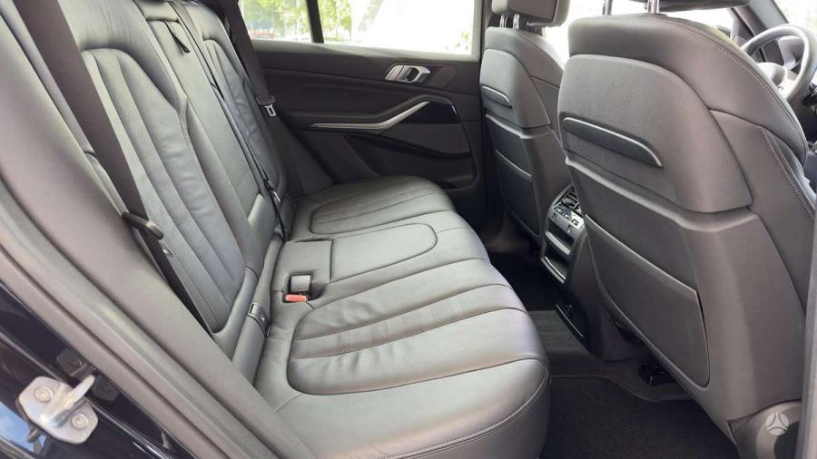 Black BMW X5 2019 in Marijampole, with an engine capacity of 2.99 L and mileage of 259 thousand km for 36999 €, photo 21 on AUTOMOTO.COM.LV