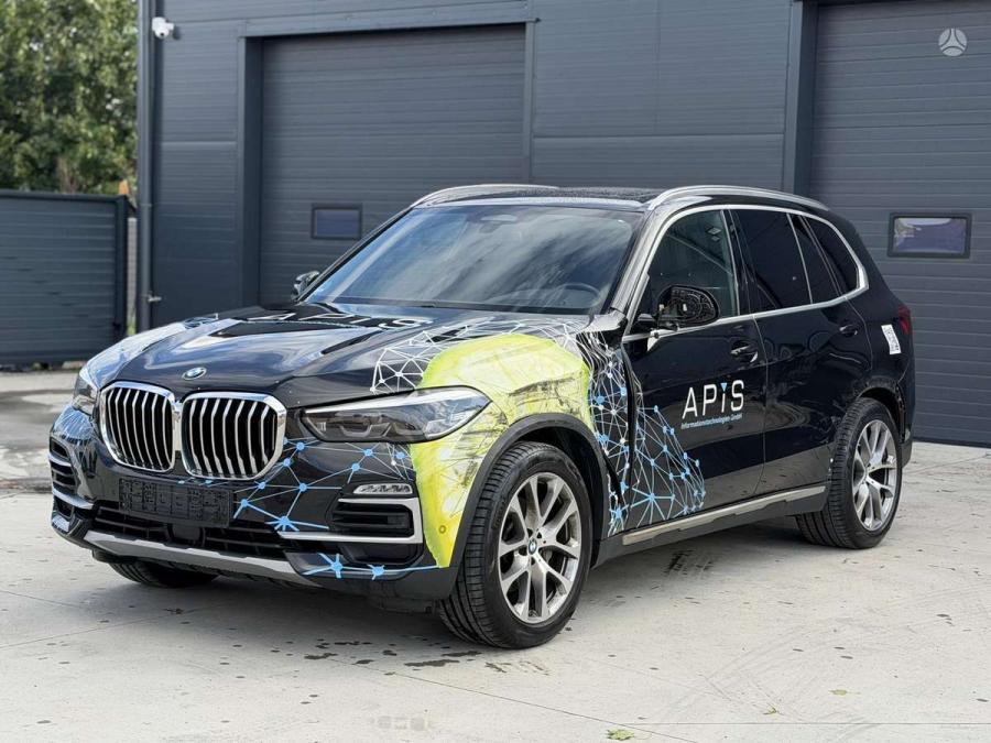 Black BMW X5 2019 in Kaunas, with an engine capacity of 2.99 L and mileage of 236 thousand km for 26250 €, photo 3 on AUTOMOTO.COM.LV