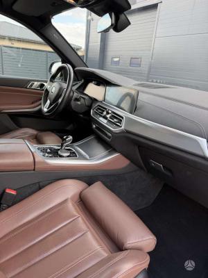Black BMW X5 2019 in Kaunas, with an engine capacity of 2.99 L and mileage of 236 thousand km for 26250 €, photo 7 on AUTOMOTO.COM.LV