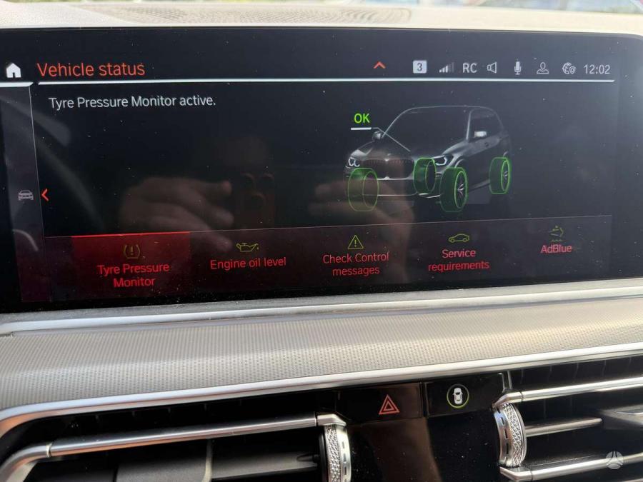Black BMW X5 2019 in Utena, with an engine capacity of 2.99 L and mileage of 192 thousand km for 45000 €, photo 31 on AUTOMOTO.COM.LV
