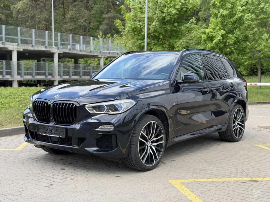 Black BMW X5 2019 in Vilnius, with an engine capacity of 3.00 L and mileage of 188 thousand km for 40499 €, photo 1 on AUTOMOTO.COM.LV