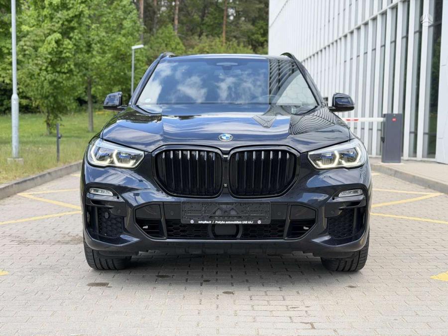 Black BMW X5 2019 in Vilnius, with an engine capacity of 3.00 L and mileage of 188 thousand km for 40499 €, photo 3 on AUTOMOTO.COM.LV
