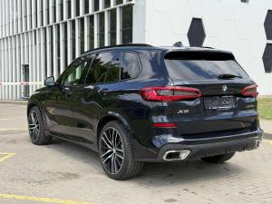 Black BMW X5 2019 in Vilnius, with an engine capacity of 3.00 L and mileage of 188 thousand km for 40499 €, photo 7 on AUTOMOTO.COM.LV