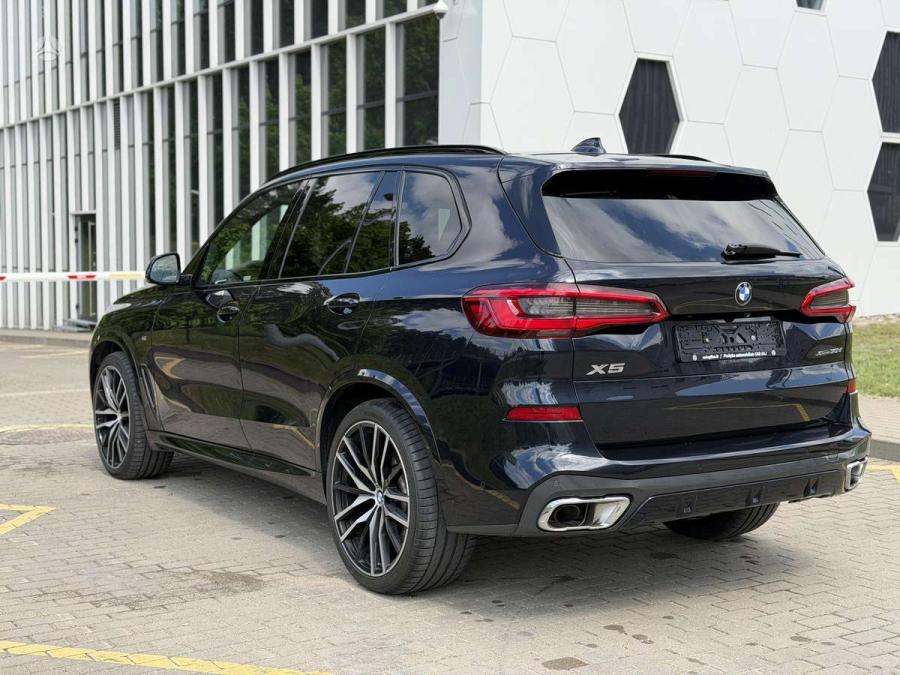 Black BMW X5 2019 in Vilnius, with an engine capacity of 3.00 L and mileage of 188 thousand km for 40499 €, photo 7 on AUTOMOTO.COM.LV