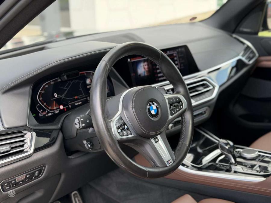 Black BMW X5 2019 in Vilnius, with an engine capacity of 3.00 L and mileage of 188 thousand km for 40499 €, photo 8 on AUTOMOTO.COM.LV